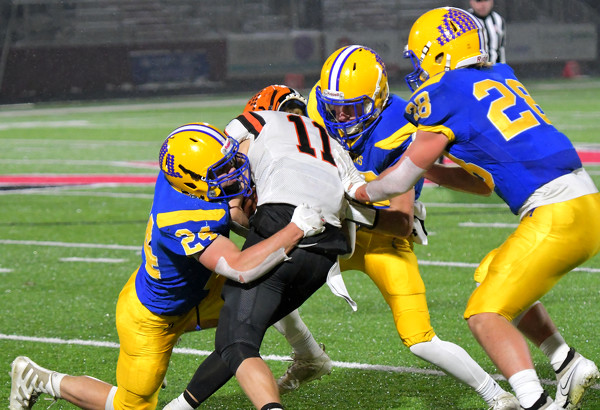 Marion Local vs Versailles football Photo Album | The Daily Standard