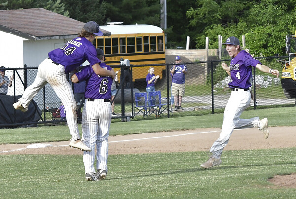 Fort Recovery vs Leipsic baseball Photo Album | The Daily Standard